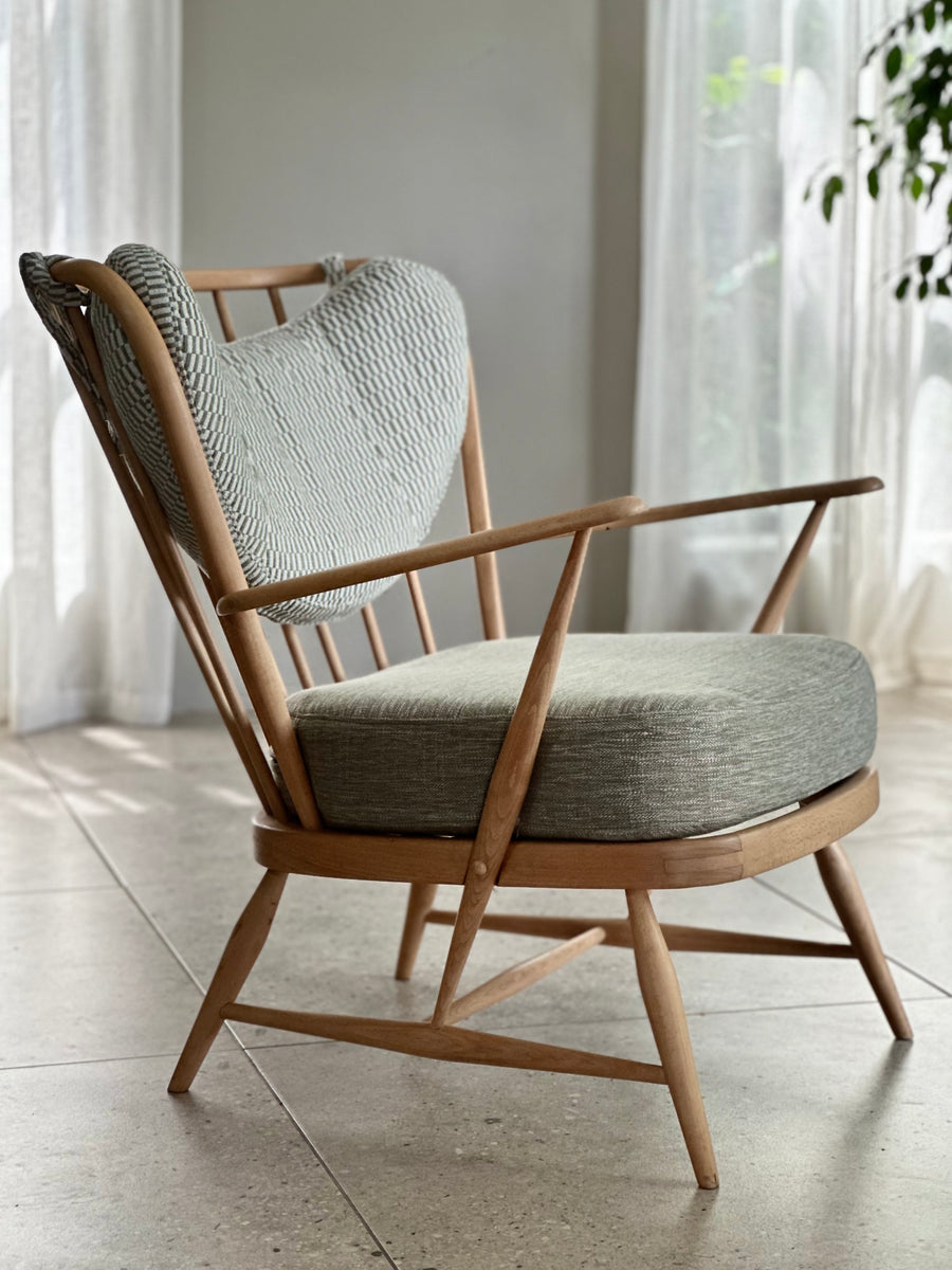 Spindle Back Arm Chair – RE-TREND