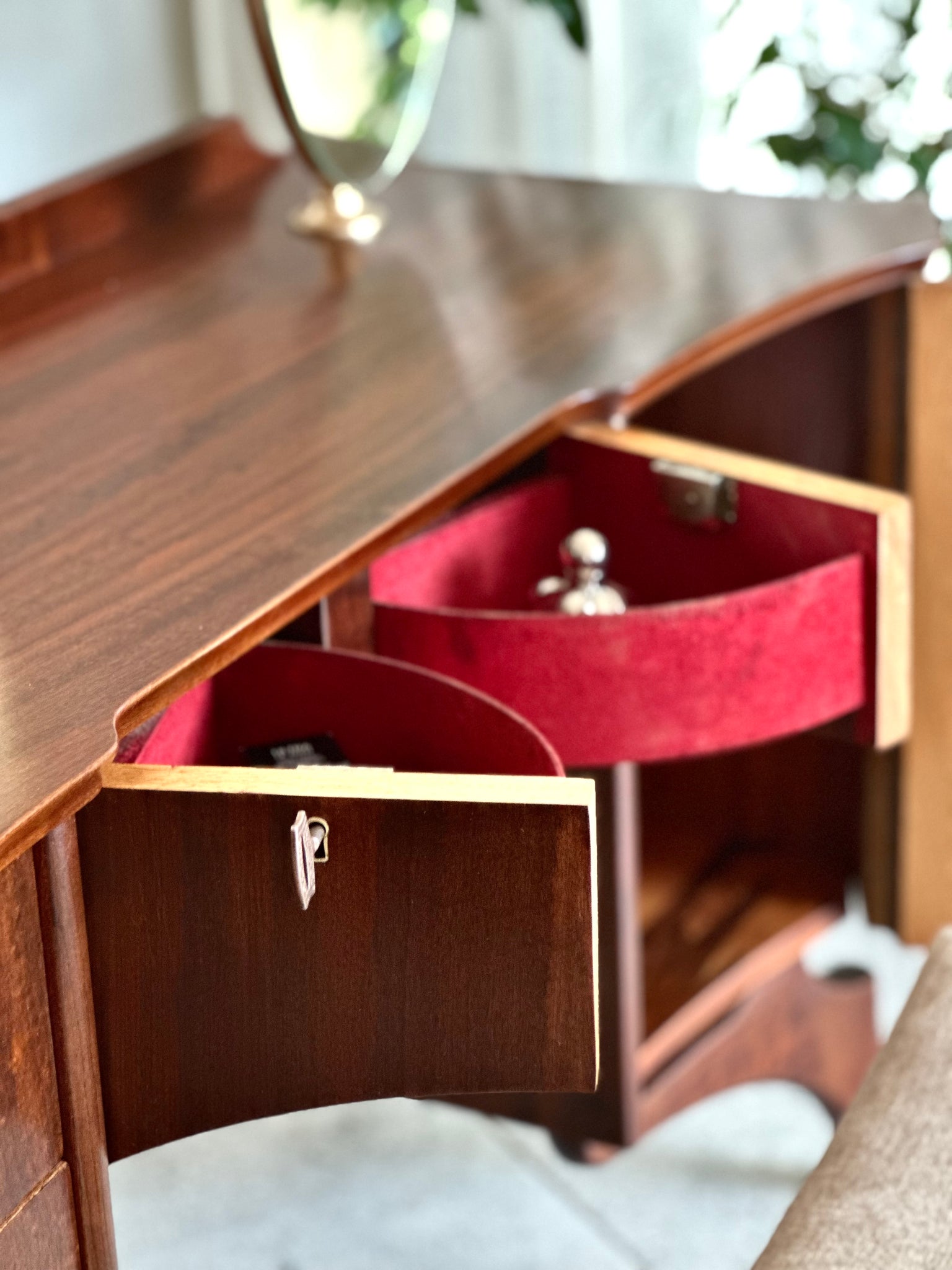 Frystark Dresser & Original Stool – RE-TREND