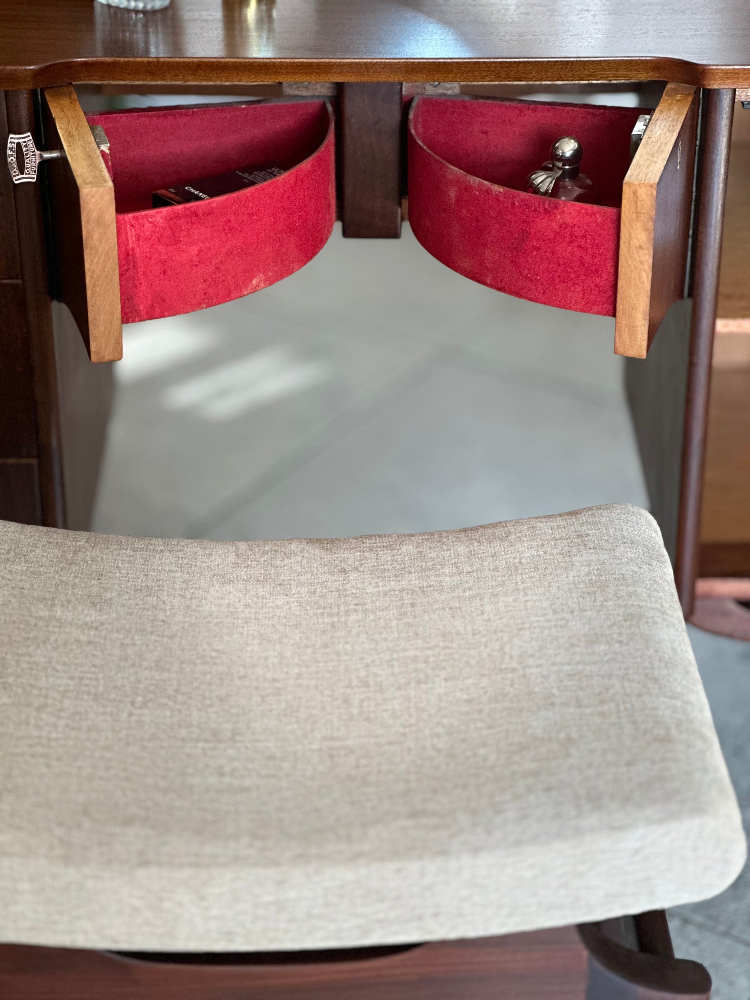 Frystark Dresser & Original Stool – RE-TREND