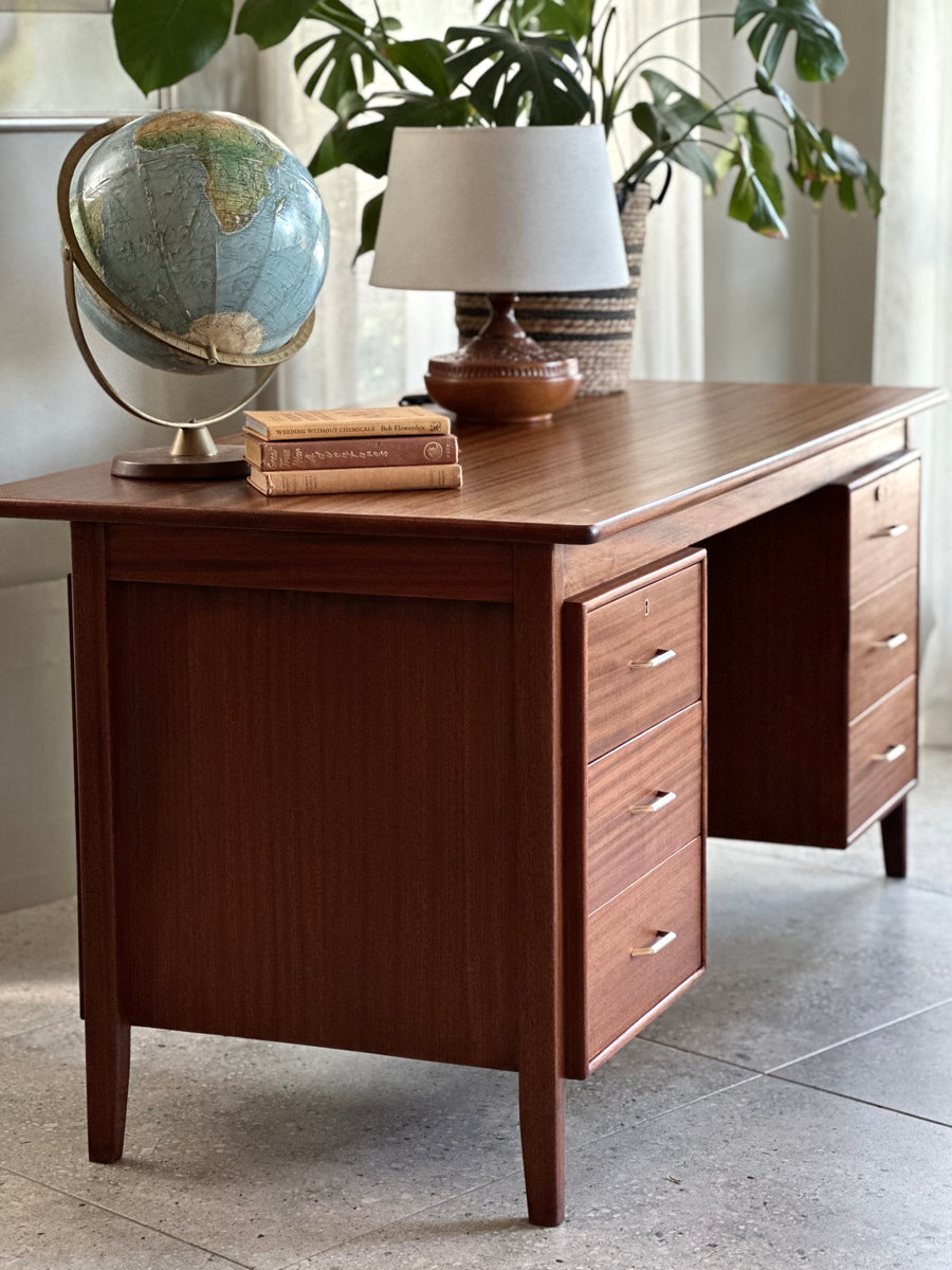 Vintage Desk – RE-TREND