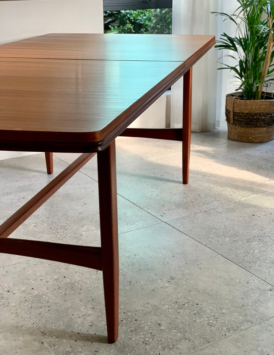 DS Vorster Dining table – RE-TREND